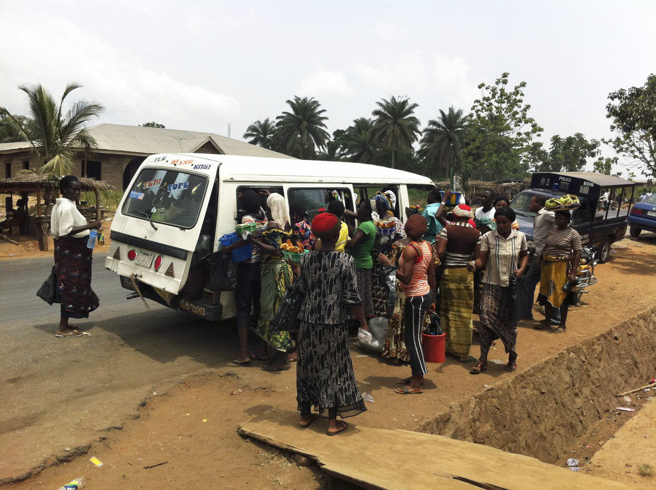 Women Roadside Hawking, Ibillo, Edo State, Nigeria. #JujuFilms | Juju Films